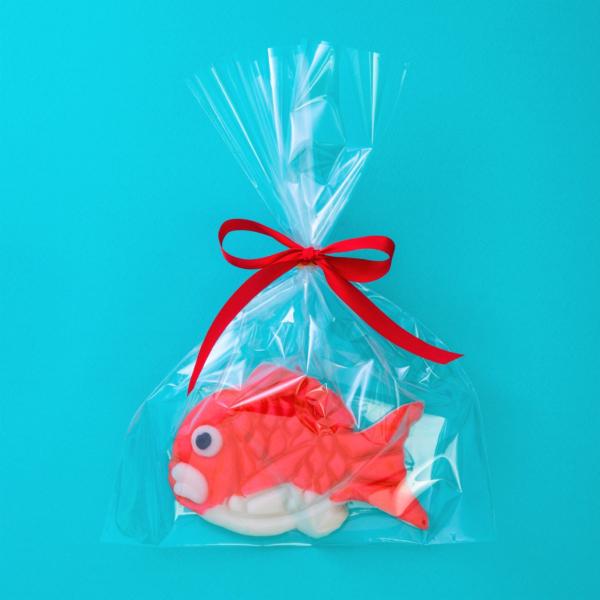 商品発送元：富山の蒲鉾屋　梅かまフード・菓子◇内容量：約65g（ラッピング付き）◇商品サイズ（cm）：8×12×1◇賞味期限は要冷蔵（1℃〜10℃）で約20日「めでたい」鯛型かまぼこ。富山伝統の細工技術をもちい、一品一品手作りいたします。お...