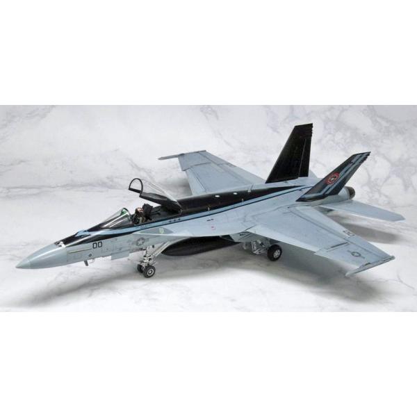 商品発送元：CHERRY ＆ ANCHORその他当商品は、アメリカ海軍 F/A18E「スーパーホーネット」を再現した完成品です。ベースキットにはハセガワ製を使用し、あの大ヒット戦闘機映画の教官パイロット搭乗機を完全再現。     黒、ブルー...