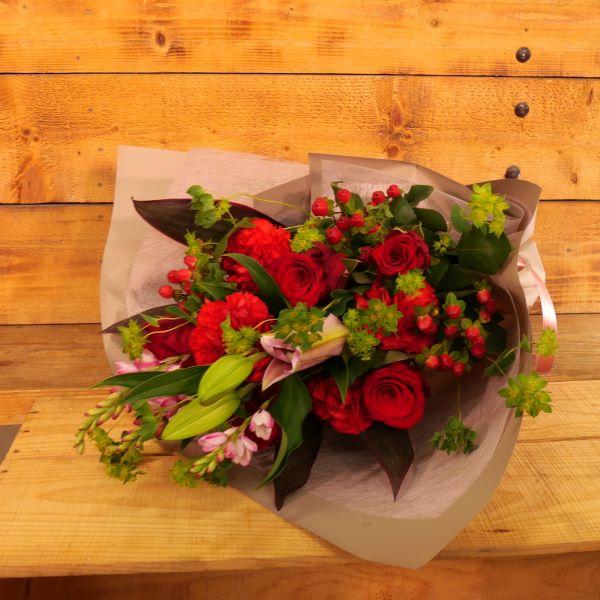 商品発送元：cross event（クロスイベント）フラワー・ガーデニング、フラワー、花束、その他赤いバラをメインにして赤い花でまとめた花束です。還暦祝いで赤いちゃんちゃんこを贈ることにちょっと抵抗がある方に特におすすめ。お祝いの席でお花を...