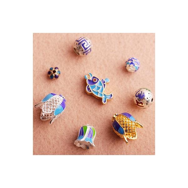 商品発送元：新華書城本・雑誌・コミック中国伝統工芸「景泰藍」のアクセサリービーズです。ブレスレットやネックレスなどのアクセントにご利用頂けます。材質:合金メッキ内容量：1個サイズ（約）:【01】11.5（高さ）ｘ11（幅）・1.5?（穴径）...