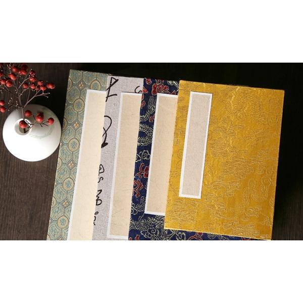 商品発送元：新華書城その他上質の手作り宣紙(仙紙) 、二層造り、表紙錦布のハードカバー、柄色は一冊ずつ微妙に違います。寺院や神社の御朱印帳としてもご利用頂けます。書道教室の先生のお手本や臨書作品またはちょっとした小さな水墨画にもお勧めします...