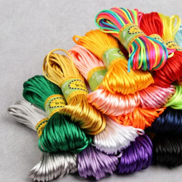 商品発送元：新華書城本・雑誌・コミック艶やかな中国結び用糸です。お好みのカラーをお選び下さい。※撮影により若干色が異なることがございます。材質;ポリエステル内容量:1色1束規格:5号糸(太さ2.5mm)長さ：約20メートル/束発送方法：メール便