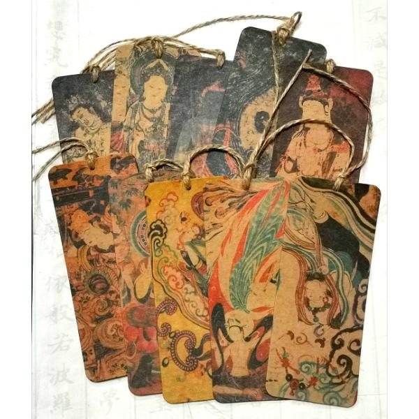 商品発送元：新華書城その他敦煌で最も有名な莫高窟の飛天壁画をモチーフにしたしおりです。材質：厚紙、天然麻ひも商品サイズ：13.8 x 5.5cm商品重量：40g発送方法：メール便