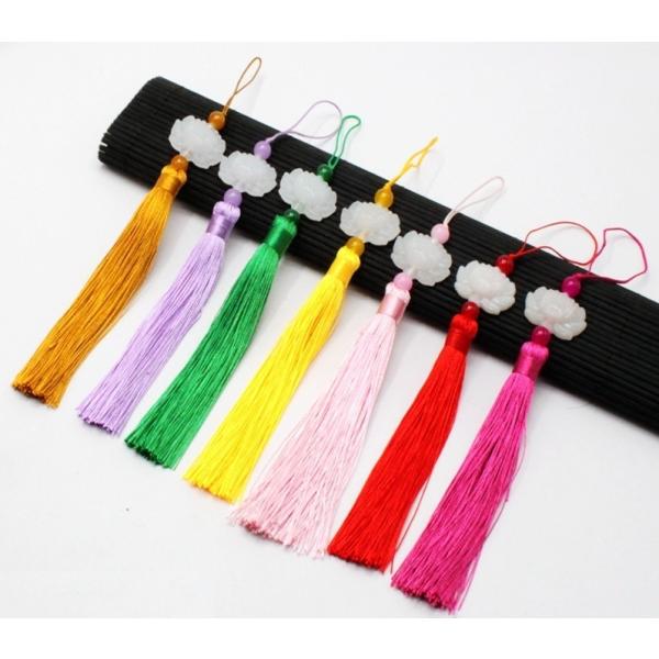 商品発送元：新華書城その他蓮花中国結飾りです。中国では笛などの楽器や扇子のような小物や洋服に飾る伝統があります。※撮影により色合いが若干異なる場合がございますので予めご了承願います。商品内容：1個発送方法：メール便