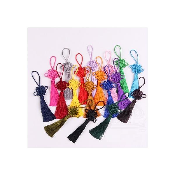 商品発送元：新華書城その他縁起が良いカラフルな中国結び飾りです。室内飾り・服飾・家具・楽器・扇など日常使う様々な道具類の装飾に使われています。※手作りの為、サイズや色合いが若干異なる場合がございます。予めご了承願います。商品内容:１色1個材...