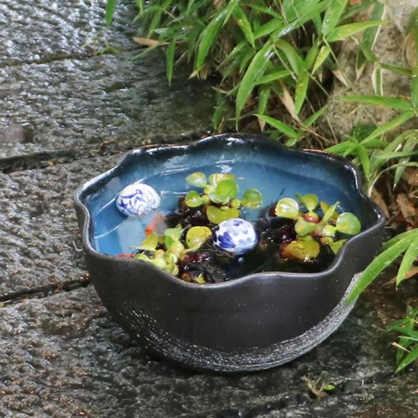 商品発送元：まるいち本店13時までの決済完了で当日出荷（土日祝日除く）生活・インテリア・文具品　番su-0149　金魚鉢、めだか鉢にお勧めの水鉢品　名信楽焼　12号青釉ハケメ花型水鉢　【送料無料】サイズ・重量直径385×高さ175ミリ（外寸...