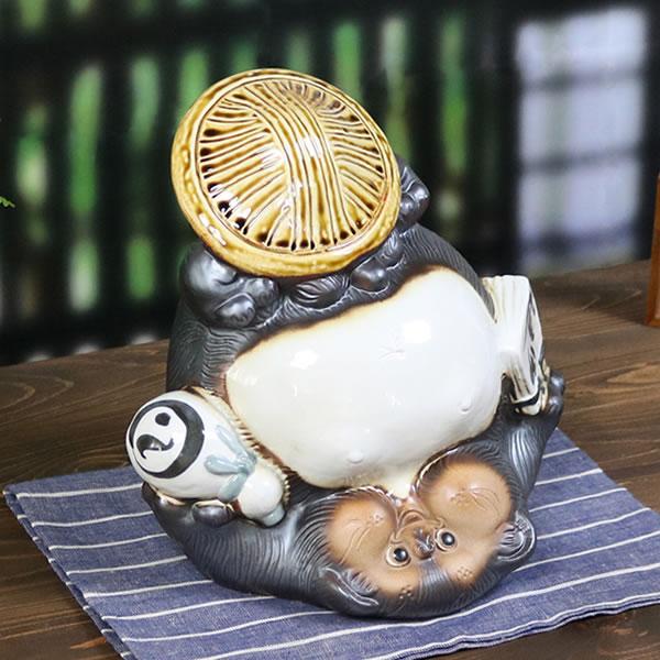 商品発送元：まるいち本店13時までの決済完了で当日出荷（土日祝日除く）※名入れをご希望の場合は対象外となります。生活・インテリア・文具品　番ta-0365　信楽焼きたぬき　しがらきやき品　名信楽焼　逆さまタヌキ　［送料無料］サイズ・重量幅2...