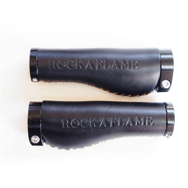 商品発送元：ROCKA FLAME車・バイク握るたび、際立つ上質。 ROCKAFLAMEオリジナル 本革製ハンドルグリップ（ブラック）高級感と存在感を手元にプラスする、本革仕様のROCKAFLAMEオリジナルグリップ。本体とエンド部分には、...