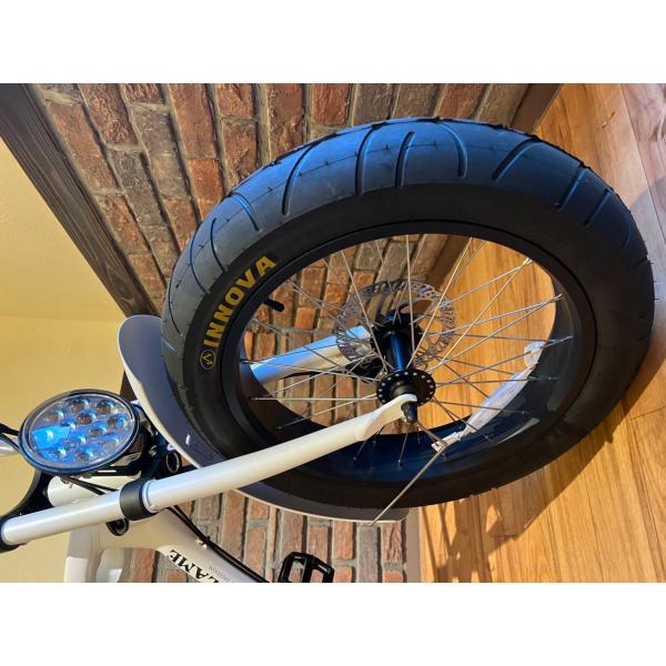 商品発送元：ROCKA FLAME車・バイクバランスに優れた、純正クオリティ。 ROCKAFLAME「MAKAMI／FUMA」純正採用 INNOVA製ファットタイヤ（20×4 1/4インチ）MAKAMI・FUMAに標準装備されているINNO...