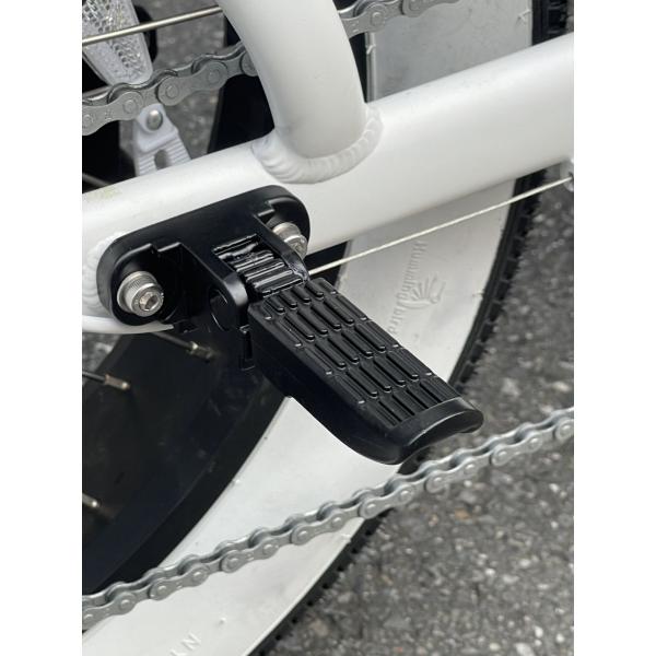 商品発送元：ROCKA FLAME車・バイクROCKAFLAME NEW MAKAMI/NEW FUMAに装着できるフットステップが誕生しました。従来のリアステップと比較して、スタイリッシュに進化しました。人気のロングシートと組み合わせて、...