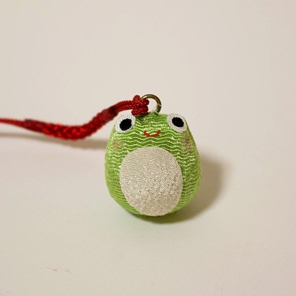 商品発送元：京都よいものやバッグ・靴・小物、雑貨・小物、キーホルダー・キーケース水琴窟を想わせる優しく美しい音色を奏でます。ちりめん細工でできたかえるがかわいらしい水琴鈴です。      商品詳細        サイズ    幅2×奥行2×...