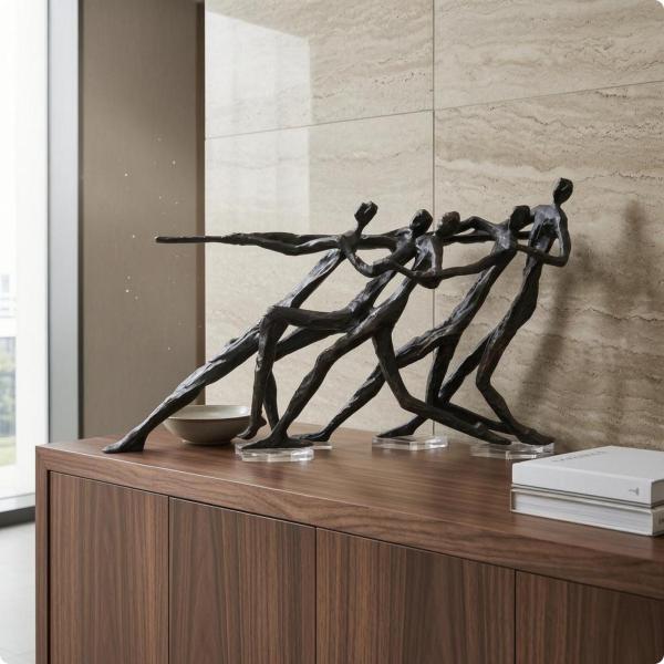 【素材】: キャスト金属製の金属彫刻で、金属ならではの質感と安定感を備えたインテリア向けのオブジェです。【デザイン】: 複数の人物を抽象化した人物オブジェで、前へ引くようなポーズと横長の構成が印象的です。【構造】: 中空の抜け感がある立体フ...
