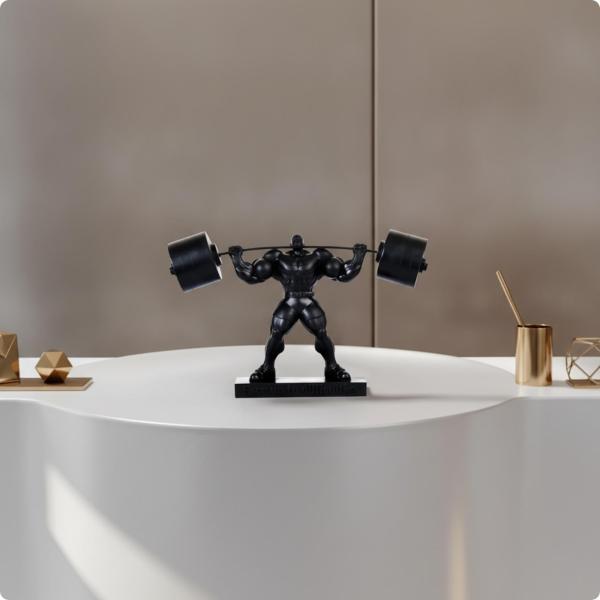 【製品概要】: 力強いリフティングポーズをとる筋肉質なボディビルダーフィギュアです。バーベルを頭上または肩の高さに掲げた圧巻的な存在感を放つデザインで、空間に力強いアクセントを加えます。【主な機能】: デスクや棚、受付、ジムのフロントなどに...
