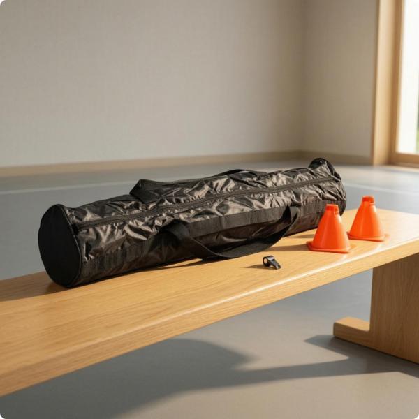 【製品概要】: トレーニング用ポールの持ち運びに、100×25×25cmサイズの黒い円筒型収納袋です。【持ち運びやすさ】: 手持ち用の両手持ちハンドルに加え、肩掛できるショルダーベルト付きポールバッグ仕様で、移動時の負担を軽減します。【出し...
