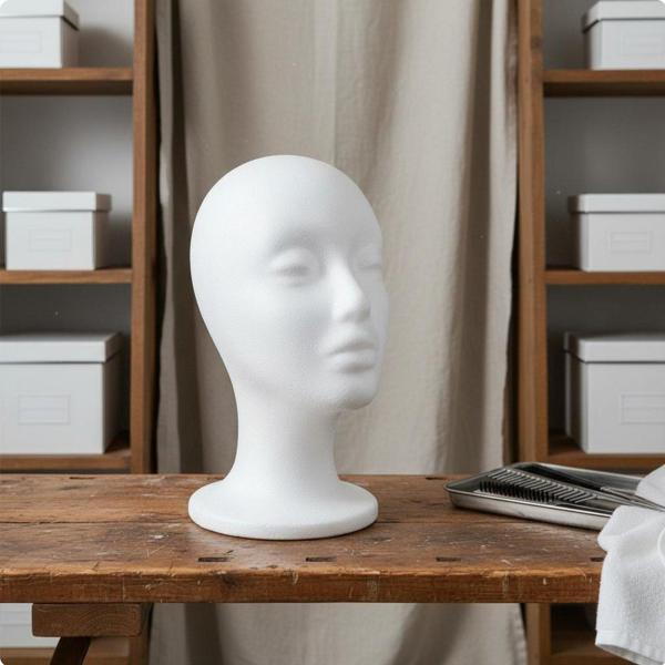 【製品概要】: 発泡スチロール頭部を使ったウィッグヘッドで、ウィッグや帽子の形をきれいに保ちながら置いておける美容用品です。【使用機能】: ウィッグスタンドとして活躍し、制作中の保管や撮影時の見せ方を安定させ、倒れにくく扱いやすいのが特長で...