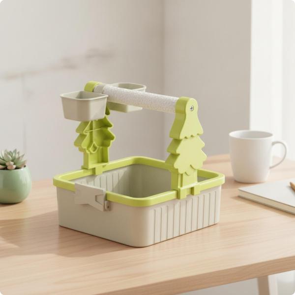 【製品概要】: デスクやカウンターの上で手軽に使用できる、コンパクトな設計のプラスチック製卓上型ペット用品です。【基本機能】: 愛鳥が快適に過ごせる留まり木に加え、食事や水分補給にな四角いフードカップが付属しています。【特徴的な設計】: 葉...