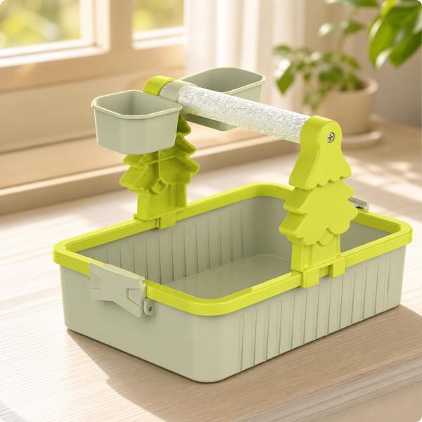 【製品概要】: デスクやカウンターの上で手軽に使用できる、コンパクトな設計のプラスチック製卓上型ペット用品です。【基本機能】: 愛鳥が快適に過ごせる留まり木に加え、食事や水分補給にな四角いフードカップが付属しています。【特徴的な設計】: 葉...