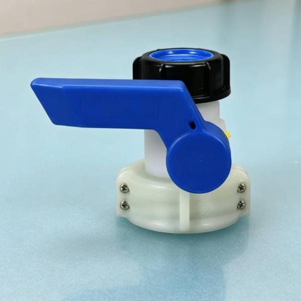 【製品概要】: これはIBCタンクバルブとして使える産業用部品で、1トンタンク用排出弁の交換や新規取付に対応しやすい設計です。工場や倉庫など、日常的に液体を扱う現場で信頼できるタンクバルブです。【排出機能】: ボールバルブ構造により、液体の...