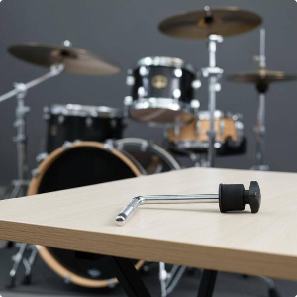 【製品概要】: シンバルクランプを中心にした楽器部品で、ドラムスタンドに補助アームやベルホルダー支柱を追加できる拡張用アクセサリーです。【取り付け機能】: 既存のドラム用金具にしっかり固定し、シンバルやベルなどを好みの位置へ増設しやすくする...