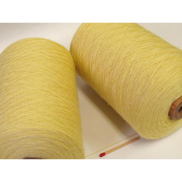 シルクが入っている分、ほんのりと光沢があるのが特徴です。とてもなめらかでやわらかく、ちくちくしませんのでお肌の弱い方やちくちくするのが嫌いな方におすすめです。首などのお肌に直接あたるマフラーやショールはもちろん、服地などにされても上質のシル...