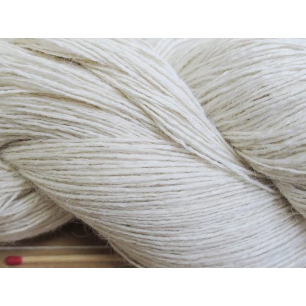 南米に生息するラクダの１種であるアルパカの毛は毛糸でありながらほのかにやさしい艶があり、ぬめっとした独特の触り心地のする糸です。このファインアルパカはそのアルパカの中でも特に良質の毛を選りすぐって作った糸で、とてもやわらかく、しっとりとして...