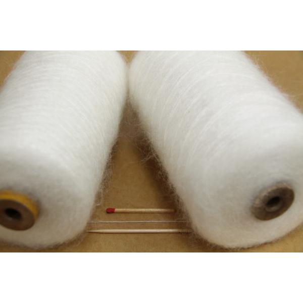 ふっくらとやわらかくて暖かさバツグンのスーパーキッドモヘアです。手ざわりがとてもやわらかいキッドモヘアの中でも特に上質の原毛を選りすぐったこの糸はスーパーを冠するだけのことはあります。モヘアを使いたいけど、どの糸がいいかな・・と考えておられ...