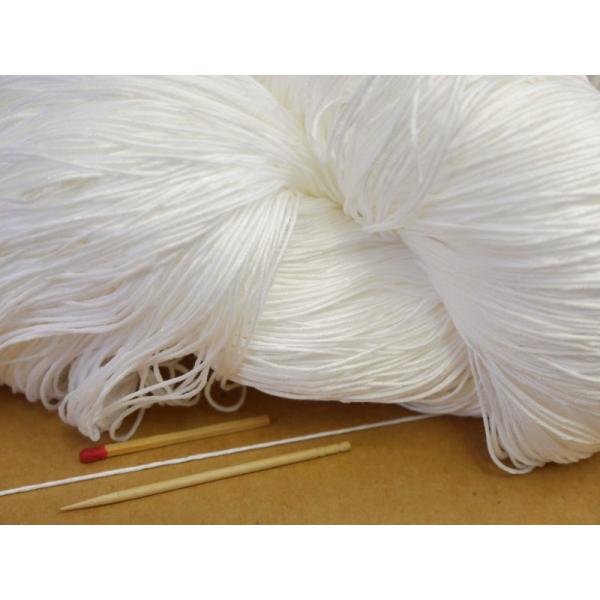 エジプト綿と並んで綿糸の中でも最上位に位置する高品質の綿糸であるスーピマ綿は超長綿というわたの繊維長が長い綿で、滑らかな手触りが特徴的な糸です。スーピマ綿自体にもほのかな艶がありますが、さらにシルケット加工を施し、文字通りシルクと見間違うほ...