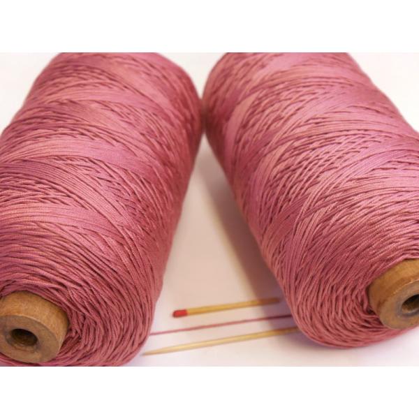 エジプト綿と並んで綿糸の中でも最上位に位置する高品質の綿糸であるスーピマ綿は超長綿というわたの繊維長が長い綿で、滑らかな手触りが特徴的な糸です。スーピマ綿自体にもほのかな艶がありますが、さらにシルケット加工を施し、文字通りシルクと見間違うほ...