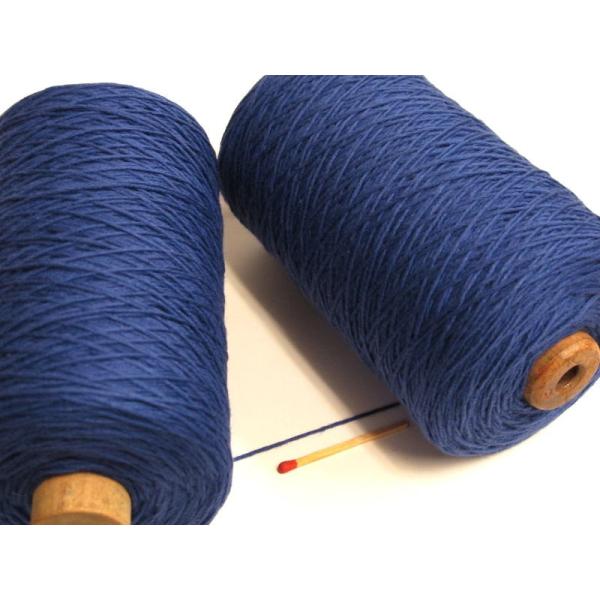 ビギナーさんからベテランさんまで、また手織りの方にも手編みの方にも扱いやすい太さの綿糸です。服地から身の回りの日用品、ちょっとした小物など用途を選ばない万能の糸ですので、手元にあると「あ、こんなのを作りたいな」と思った時にとても便利です。素...