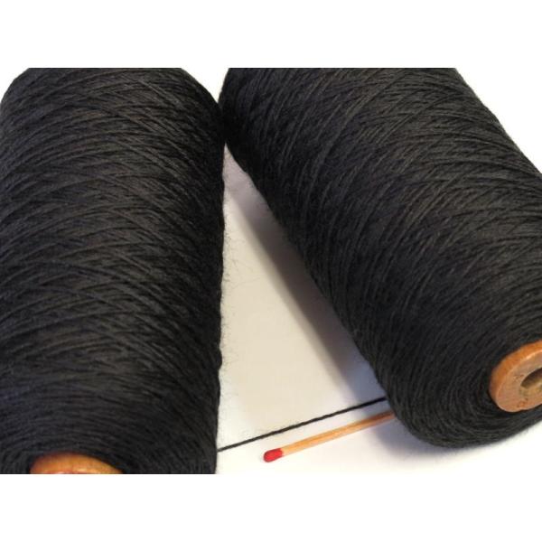 麻と言えばやはり夏の定番でしょうか。この清涼感となめらかなさわり心地、丈夫さは麻ならでは。夏物衣料、のれん、タペストリー、マットなどなど夏の身の回りやお部屋にぜひ麻の吸湿性や清涼感を存分に取り入れてください。こちらの麻糸はラミー（苧麻）で、...