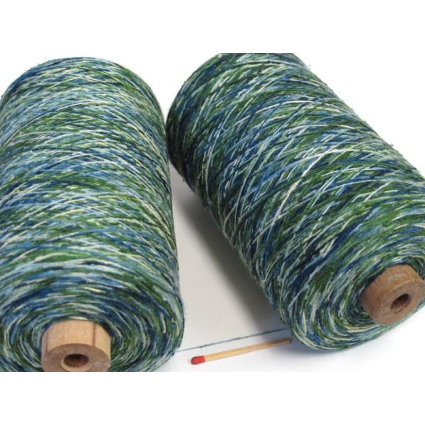 細いシルク紬をお探しの方におすすめの糸です。この糸のみでも、２本取りや３本取りにしても、他の糸と引き揃えにしても、アイデア次第でいろいろな使い方をして頂けると思います。手織の方は経糸にも緯糸にもお使い頂けます。生成から白糸、色糸、カスリ（段...