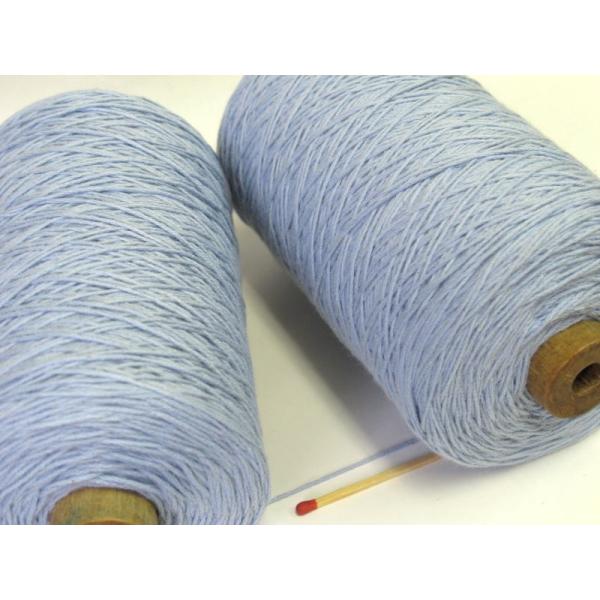 ビギナーさんからベテランさんまで、また手織りの方にも手編みの方にも扱いやすい太さの綿糸です。服地から身の回りの日用品、ちょっとした小物など用途を選ばない万能の糸ですので、手元にあると「あ、こんなのを作りたいな」と思った時にとても便利です。素...