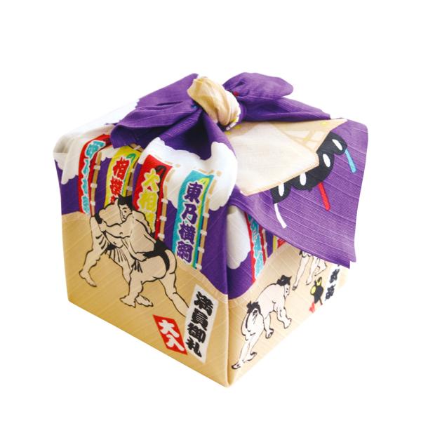 物を包むと迫力ある相撲の柄が現れるユニークな小風呂敷。日本文化を感じさせるデザインで、贈り物としても注目を集めます。使い方は多様で、ランチクロスやプレゼントのラッピングとしても最適です。日本の伝統的なデザインを現代の生活に取り入れて、おしゃ...
