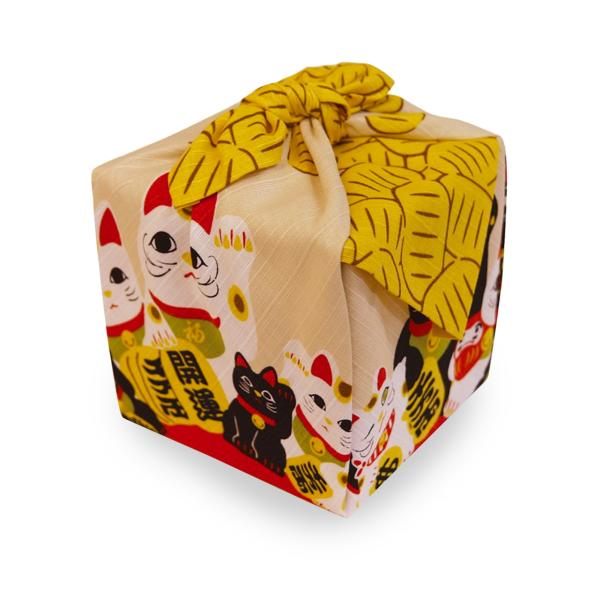 招き猫がデザインされたかわいい小風呂敷は、物を包む際に絶妙な配置で柄を楽しめるアイテムです。サイズの異なる物を包むことで、柄の出かたが変わり、毎回違った表情が楽しめます。使い方は多様で、ランチクロスやプレゼントのラッピングとしても最適です。...