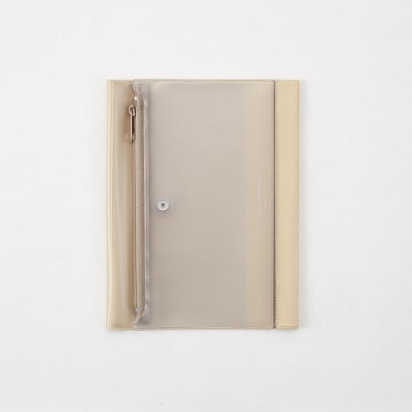 道具も書類もまとめるノートカバー。リサイクルPVC仕様にリニューアル 環境に配慮した商品です製品仕様サイズ　B6用：約190×150mm※閉じた時素材　　リサイクルPVC色違いのイメージ画像が掲載されている場合がございます。