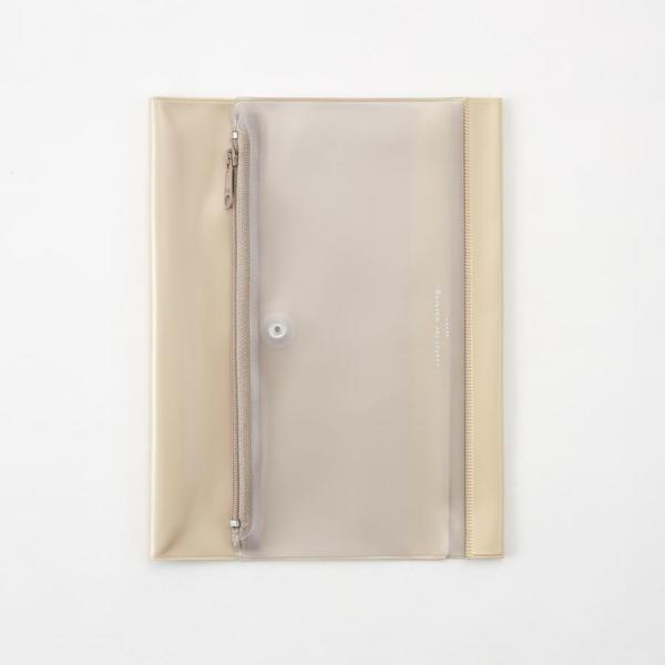 リモートワークにもおすすめ。リサイクルPVC仕様にリニューアルし、環境に配慮した商品です製品仕様サイズ　A5用：約220×170mm※閉じた時素材　　リサイクルPVC色違いのイメージ画像が掲載されている場合がございます。