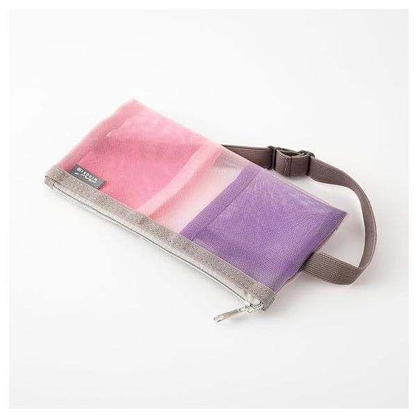 ゴムバンドで手帳に取り付けられるメッシュ素材のペンケースゴムバンドはアジャスターで長さを調節でき、B6〜A5サイズの手帳に対応【パッケージサイズ】H228×W99×D20mm 【本体サイズ】（引き手を除く）H180×W95×D19mm 【内...