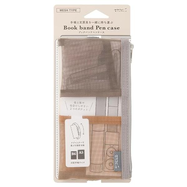 ゴムバンドで手帳に取り付けられるメッシュ素材のペンケースゴムバンドはアジャスターで長さを調節でき、B6〜A5サイズの手帳に対応【パッケージサイズ】H228×W99×D20mm 【本体サイズ】（引き手を除く）H180×W95×D19mm 【内...