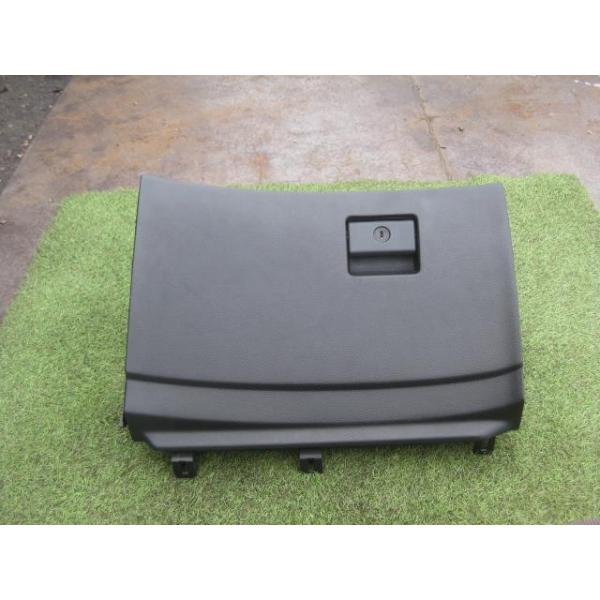 **** 商品説明を必ずご確認ください ****部品管理番号：240315000170210メーカー純正品番：68500-JU40A部品名：グローブBOX部品区分：リサイクル品管理品番：95785部品カラー：黒系車名：スカイライン車両タイプ...