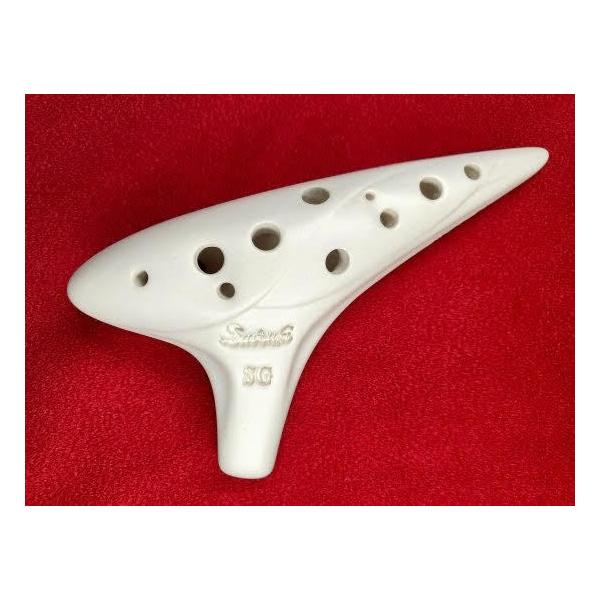 Satsuki Ocarina　ソプラノG管監修：弓場さつきイタリア語でオカリーナは“小さなガチョウ”そこからイメージを膨らませ、同じ水辺の鳥である“白鳥”をモチーフとして採用しました。「Focalink社」との共同開発により生まれたこの楽...