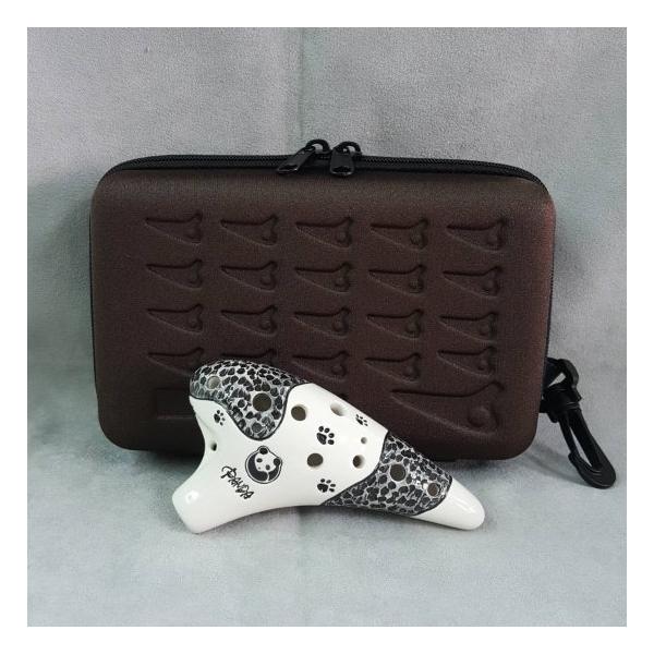 ソプラノG管 Panda/パンダ2018年Newモデル高品質のオカリナに可愛いbodyをまとったnewスタンダード。可愛くても音色やピッチ、そして吹奏感に妥協をしない、どなたが使っても満足感の高いモデルの登場です。大沢聡が絶大な信頼を置くフ...