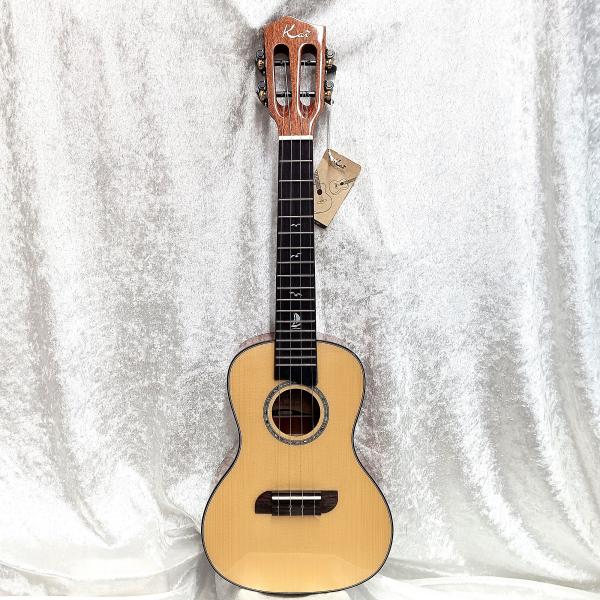 Kai Ukulele / KC-100SG当店では、ウクレレの弦を抑えやすくするためにナットやフレットを調整してから出荷させていただきますので、とても弾き易く弾き心地も良くなっております。スロテッドヘッドを採用したオクメ材のネックに、ボデ...