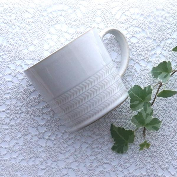 W約13×D約9.5×H約9ｃｍ約400ｍｌストーンウェアイギリス製電子レンジ：可　食洗機：可（低温度　液体洗剤）ナチュラルな白のマグカップです。大きめで飲み物もたっぷり入ります。山形紋のデザインがカジュアルなイメージを醸し出しています。手...