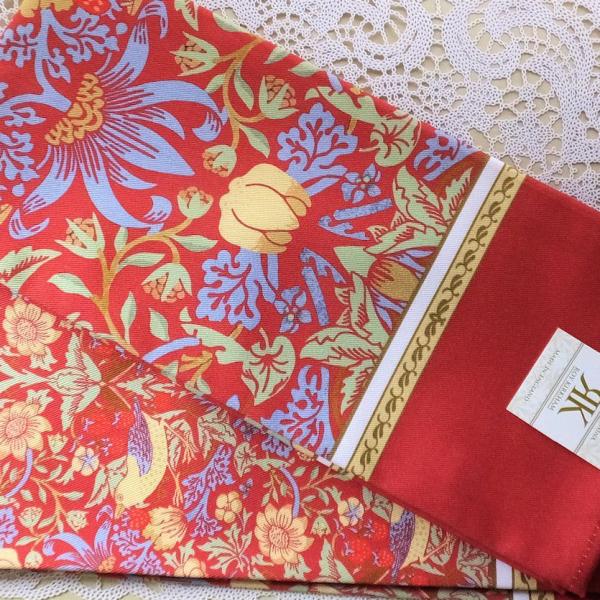 約47×約74ｃｍコットン100％イギリス製モリスの赤のいちご泥棒柄のティータオルです。こちらはオレンジに近い色味になっています。柄違いで2枚組になっています。食器を拭くのがもったいないような美しい柄です。ティータオルは簡単なラッピングをし...