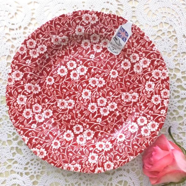 Φ約21.5×H約2cm陶器イギリス製電子レンジ：可　食洗機：可バーレイの限定生産のキャリコ柄8色プレートのレッドです。パンやサラダに使いやすい21.5ｃｍサイズのプレートです。※色飛び・小キズ・黒点・プリントの不具合・ピンホール（ごくごく...