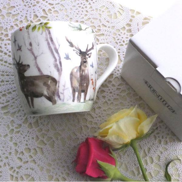 Φ約9.6×H8.8ｃｍ約415ｍｌボーンチャイナドイツ製電子レンジ：可　食洗機：可ドイツの磁器メーカー、コーニッツのマグカップです。ビクトリア・ロウデザインの「冬のシカ」で、カップ内側や持ち手部分にも柄が入っています。ボックス付きでギフト...