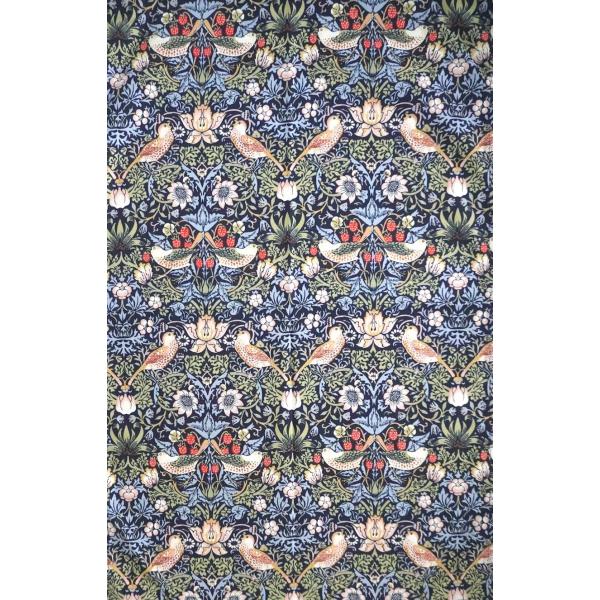 約45×約71ｃｍコットン100％イギリス製モリスの青のいちご泥棒柄のティータオルです。食器を拭くのがもったいないような美しい柄です。引っ掛けるためのループがついています。ティータオルは簡単なラッピングをして発送いたします。イギリスでは食器...