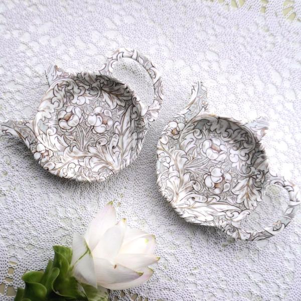 約13×10cm　2枚　メラミンイギリスデザイン中国製電子レンジ不可ティーポットの形をした、おしゃれなティーバッグトレイです。こちらはシックなブラウン系カラーのバチェラーズボタン柄同柄2枚セットになります。1枚ずつよりもポイントがお得です。...