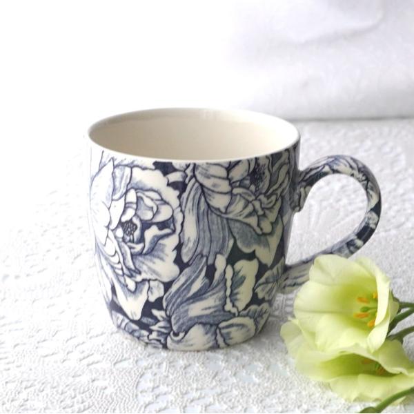 W約13×D約9×H約8.5cm約350mlイギリス製陶器食洗機可　電子レンジ可バーレイのインクブルーハイビスカスのマグカップです。ぽってりとしたオズボーンマグで、350ｍｌ入ります。ハイビスカスの花と葉が大胆にアイテム全体を覆っているパタ...