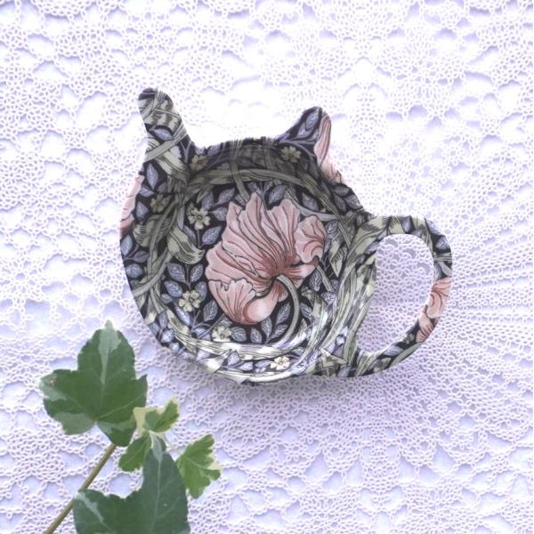 約13×10cm　メラミンイギリスデザイン中国製電子レンジ不可ティーポットの形をした、おしゃれなティーバッグトレイです。こちらはオレンジ系カラーのピンパーネルブラッシュ柄になります。ティーバッグをカップから出した後に置くためのトレイですが、...